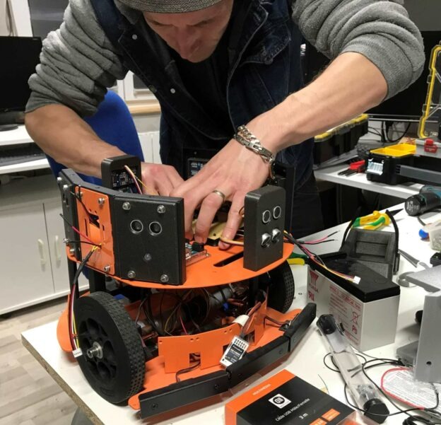 Robot Nestor : Etude du robot pas à pas - RedOhm